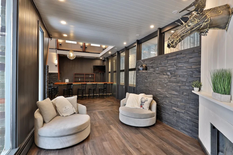 Rent An Inn! Takeover The Birch Ridge W/ Your Group. Mountain Lodge: 11 Rooms, Bar, Fireplace. 28ppl 11 Bedroom Home - Killington, VT