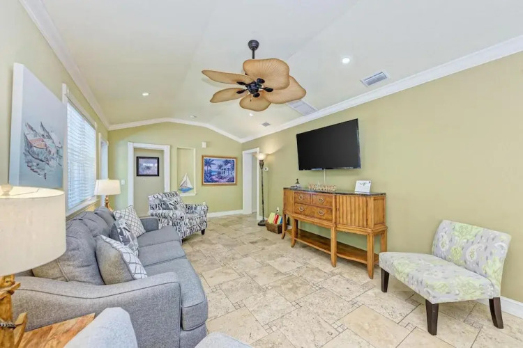 Anna Maria Island Surfside Bungalow - Holmes Beach, FL