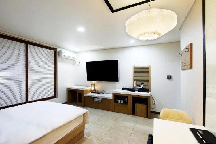 White Tourist Hotel - 全州市