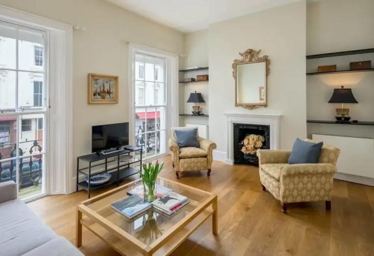 Bright Flat For 6, Near Victoria And Warwick Sq - London