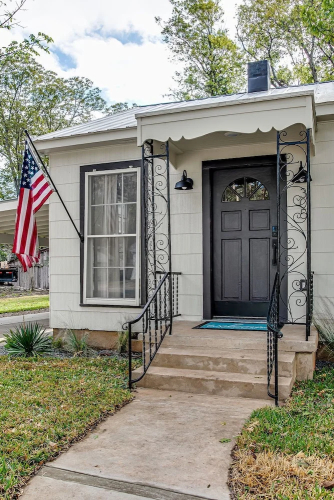 Southern Charm Near Main With Hot Tub - Fredericksburg, TX