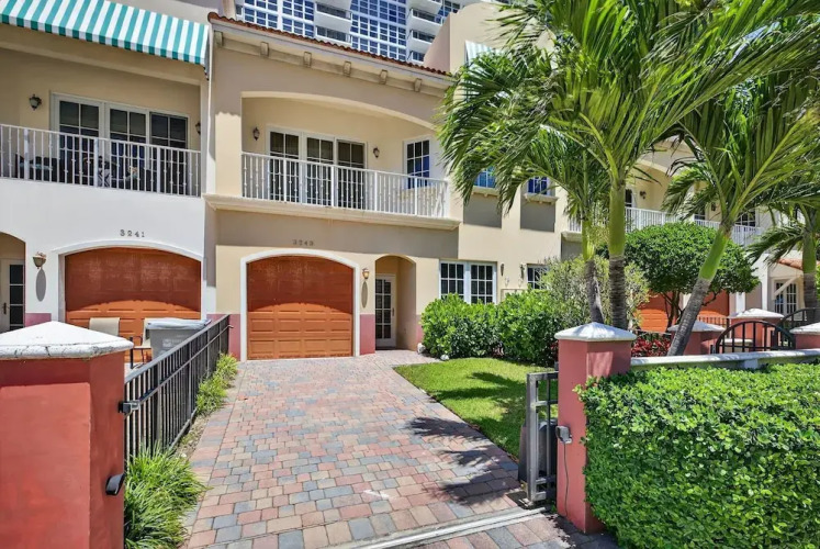Daisy Townhouse  Steps From The Beach - Deerfield Beach, FL