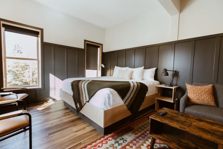 The Flying Steamshovel Inn - Rossland