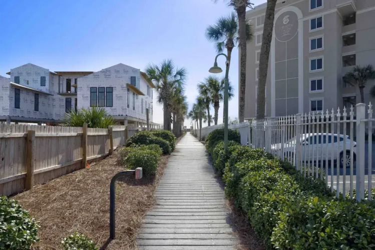 Harbor Seahorse - Outdoor Deck & Boat Dock - Destin, FL