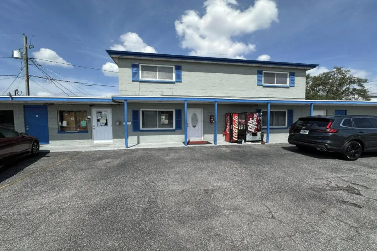 Base Motel By Oyo South Tampa - Tampa, FL