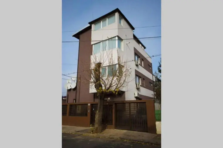 Penthouse Larry - Bukareszt