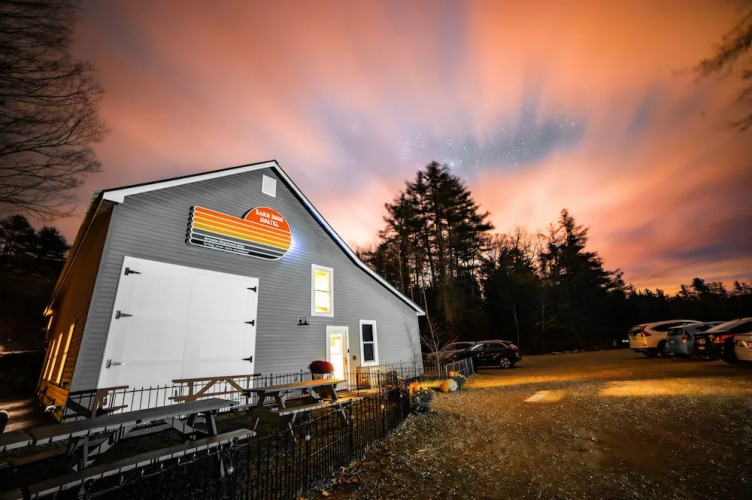 Barn Door Hostel - New Hampshire