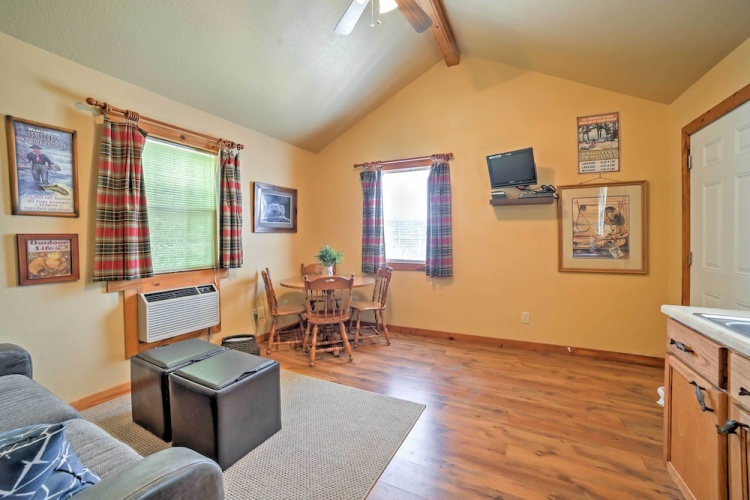 4 Mi To Museums: Cozy Branson Cabin - Branson, MO