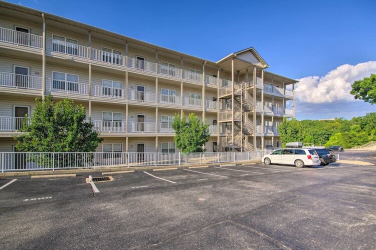 Top-floor Lands End Corner Unit W/ Resort Perks! - Lake Ozark, MO