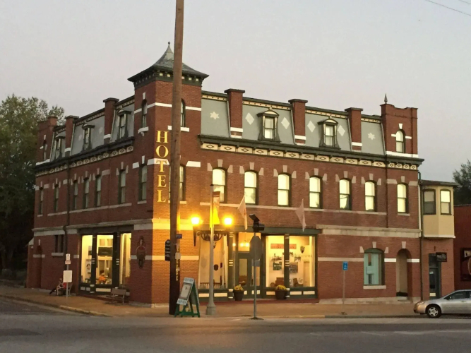 Hermann Crown Suites - Hermann, MO