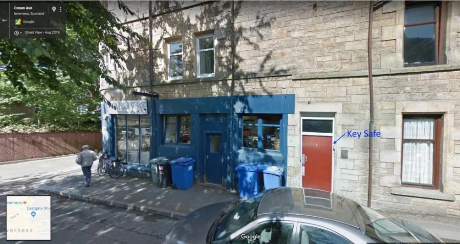 No 10 Immaculate City Centre, Top Floor 2 Bed Flat With Free Parking - Inverness