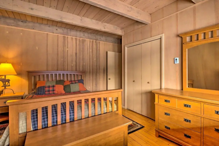 Fire Pit & Grill: Lakefront Poconos Cottage! - Bushkill, PA