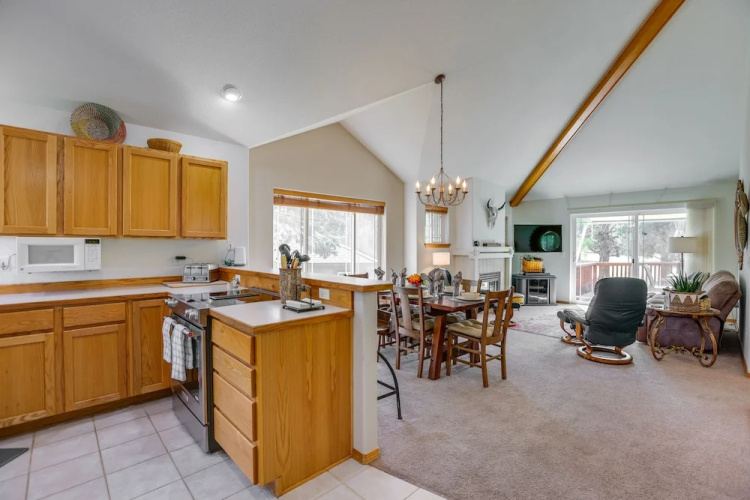 Idyllic Redmond Townhome W/ Furnished Deck! - Eagle Crest, OR