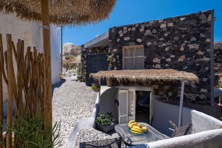 Rock Villas - Emporio | Pool, Jacuzzi, Castle View - Santorini