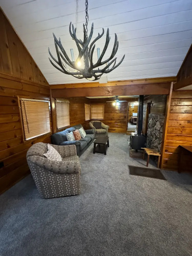 Crest Lodge Historic Mountain Inn - Crestline, CA