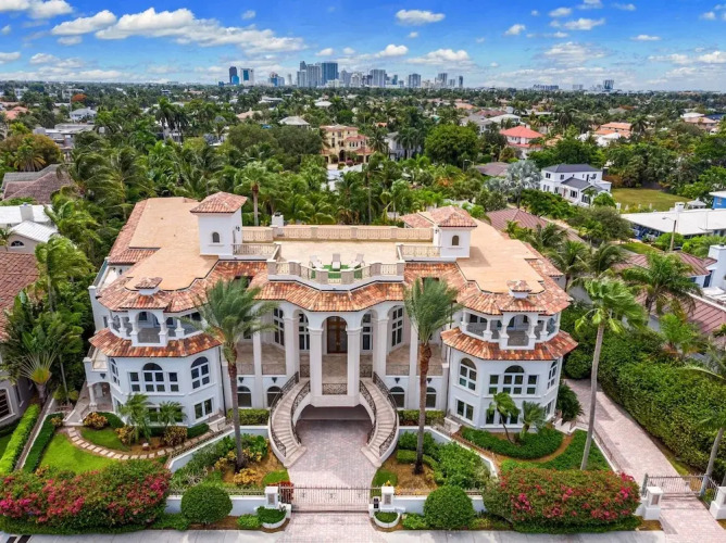 Waterfront Mansion With Game Room Gym Media Room And Guest House - Fort Lauderdale