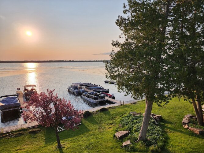 Myriad Fins Cottage And Marina - Kawartha Lakes