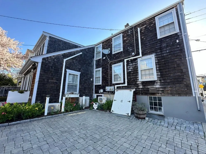 Entire Historic 5 Bed/ 5 Bath Inn Sleeps 17 - Rhode Island