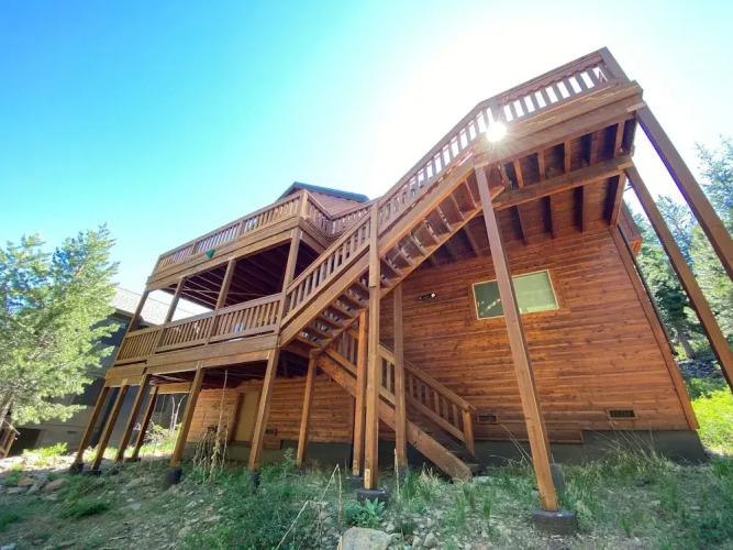 Hillside Mountain Creek Haven 4 Bedroom Home - Truckee, CA