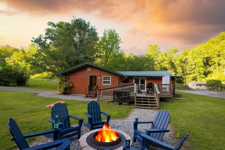 The Rustic Cottage By Avantstay Hot Tub, Fire Pit, Pool Table 5mins To Town - Gatlinburg, TN