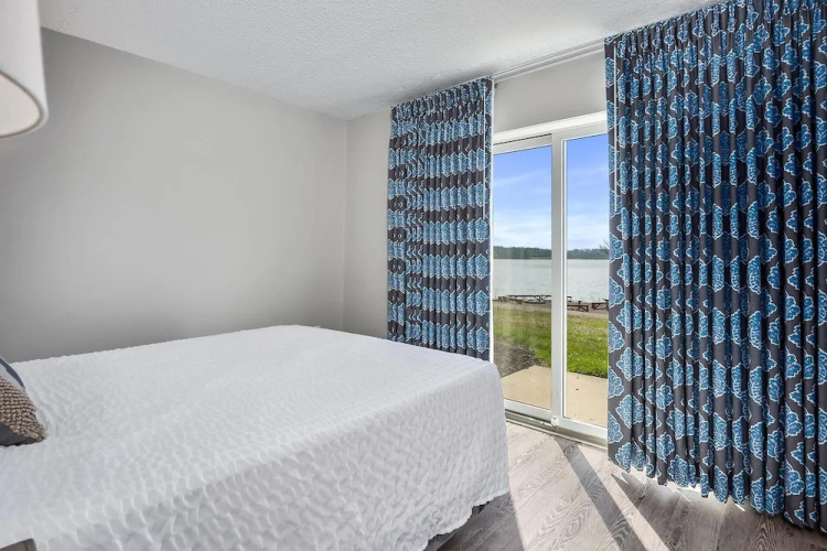 Top Floor Standard Suite Bay View - Havre de Grace, MD
