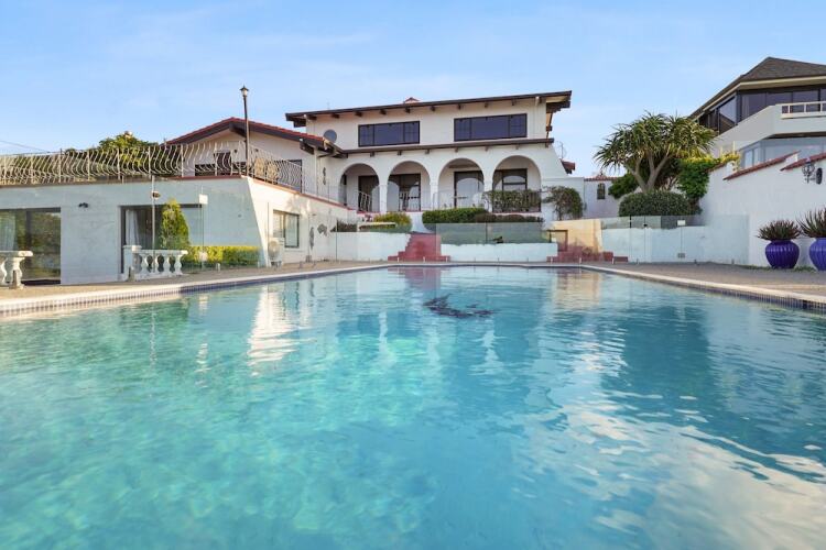 Magnificent Beachfront Mansion - Pool - Auckland