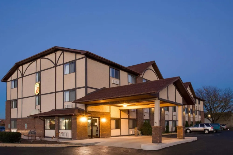 Super 8 Woodstock - Crystal Lake, IL