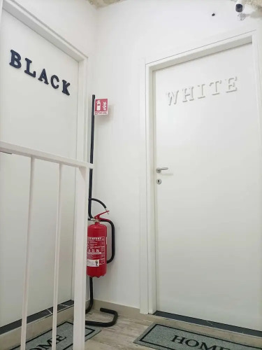 Newhouse Rooms Black & White - Bari