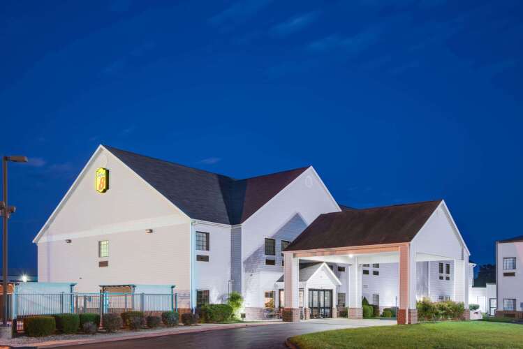 Super 8 By Wyndham Monett - Aurora, MO