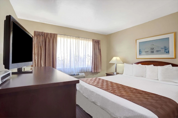 Travelodge Everett City Center - Everett, WA