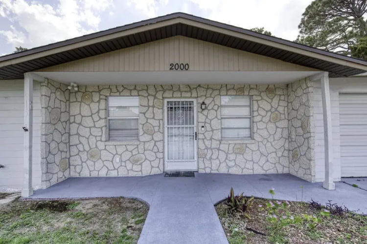 Coquina Cabana With Fenced Yard And Adorable Decor - Daytona Beach Shores, FL