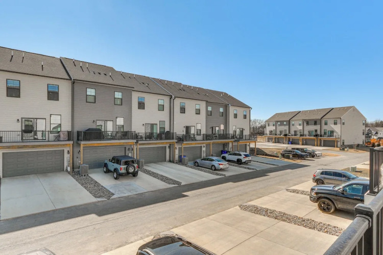 2 Mi To Dtwn Frederick: Updated Townhome - Frederick, MD