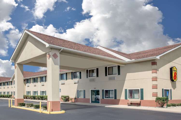 Super 8 By Wyndham Three Rivers - Constantine, MI