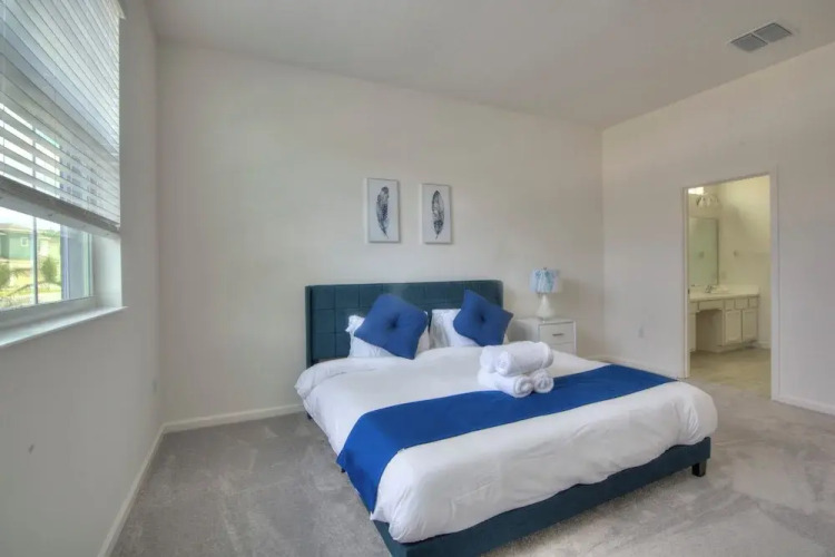 Hotel Styled Bedrooms In A Villa - Kissimmee, FL