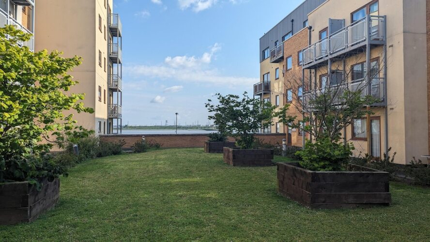 Greenhithe Cozy 2-bed Apt - Easy London Access - Dartford