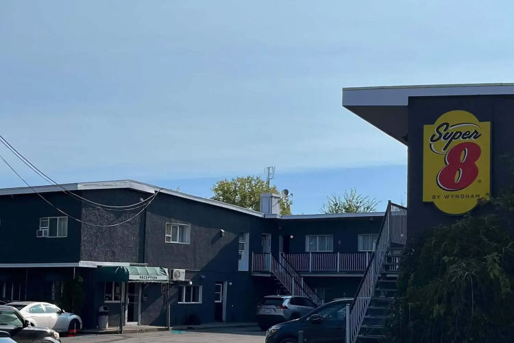 Super 8 By Wyndham Montreal - Montreal