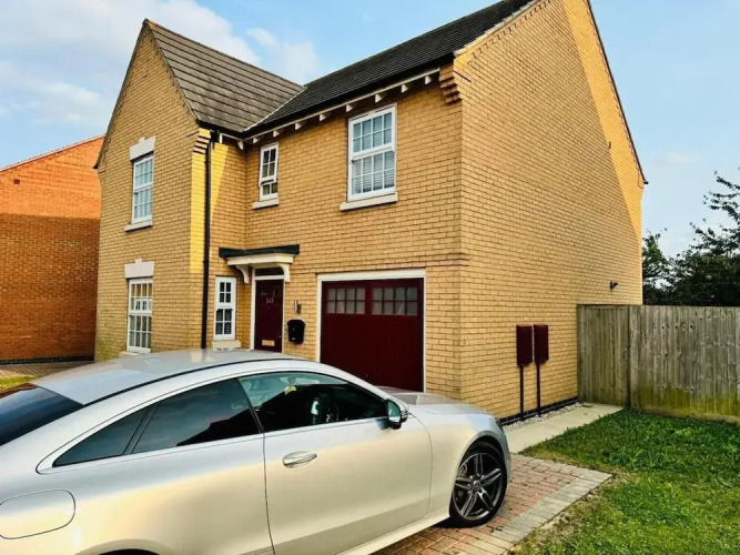 4-bed Charming Pet-friendly House W/ Garden - Peterborough
