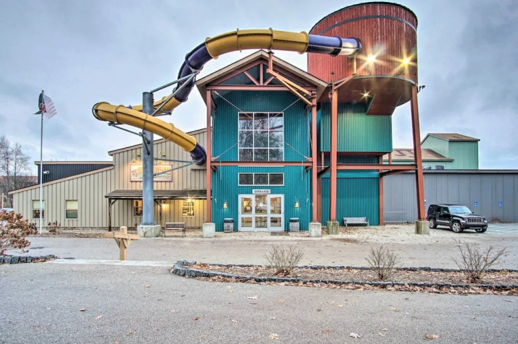 Warm & Woodsy Rothbury Escape W/ Loft & Porch - Electric Forest