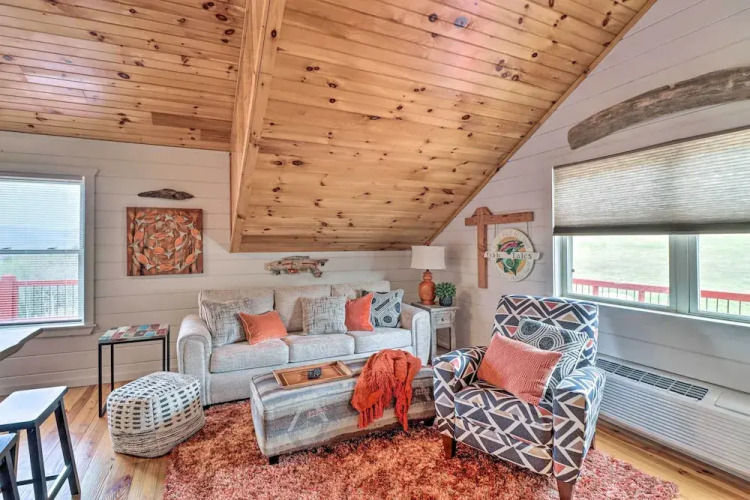 Cheery Pet-friendly Studio W/ Shared Fire Pit - Melbourne, AR