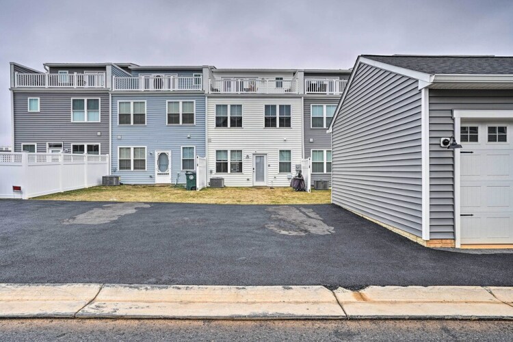 Modern Townhome 4 Mi To Downtown Frederick! - Frederick, MD