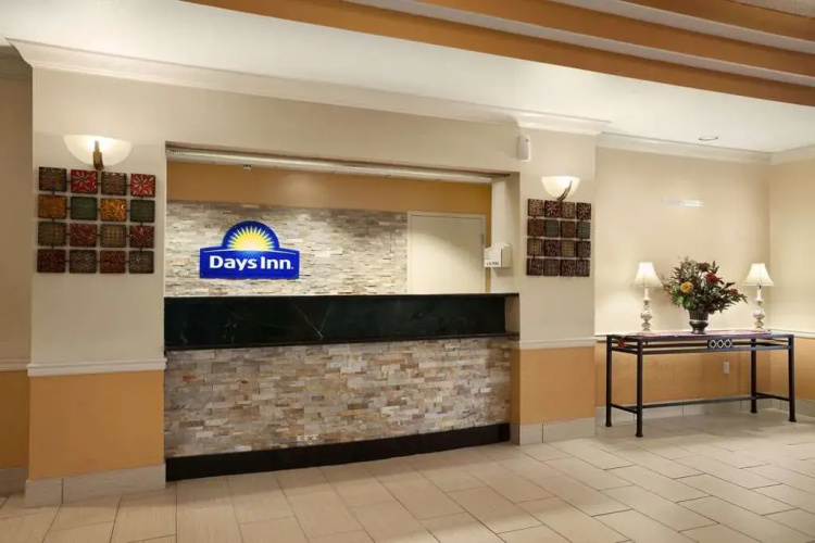 Days Inn & Suites Cedar Rapids - Cedar Rapids, IA
