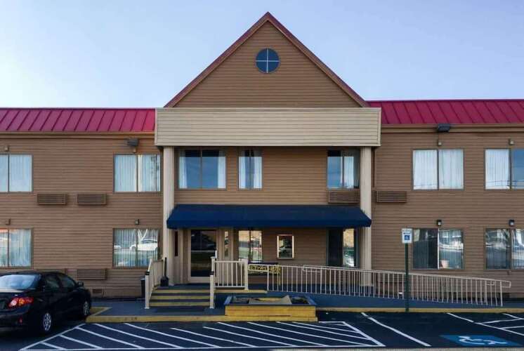 Days Inn By Wyndham Thomson - Thomson, GA