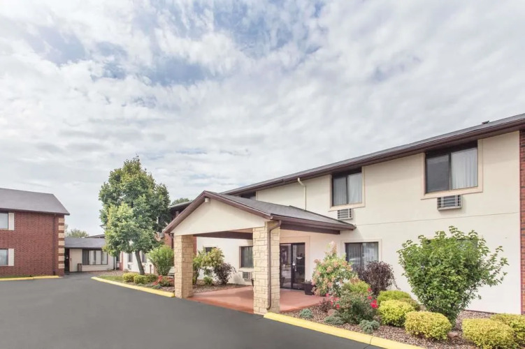 Baymont Inn & Suites Dubuque - Dubuque, IA