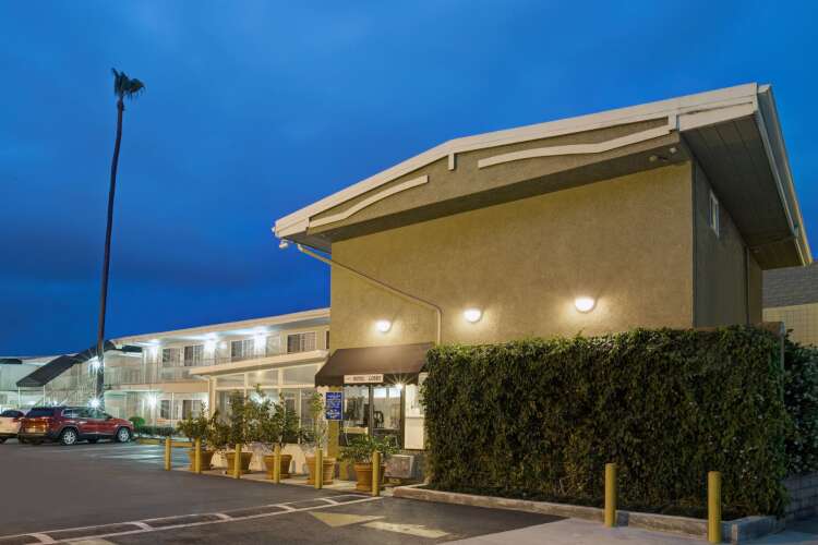 Super 8 By Wyndham Culver - Santa Monica, CA