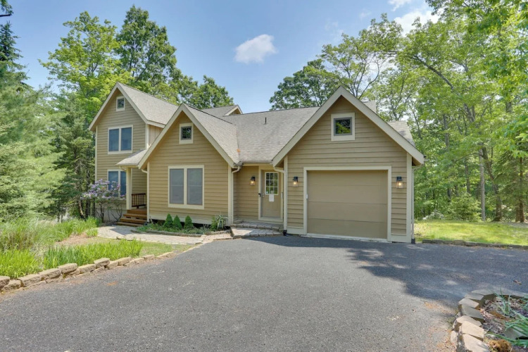 < 1 Mi To Camelback Resort: Home W/ Pool Table! - Tannersville, PA