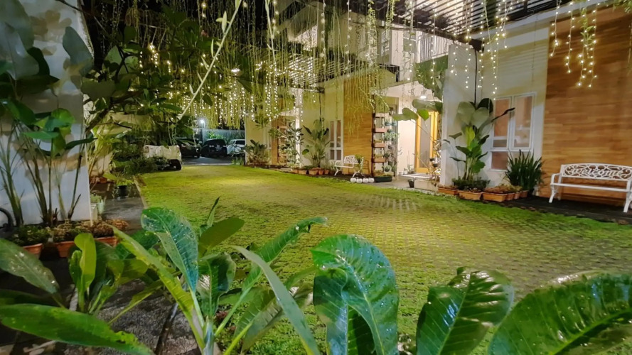 The Peak Guest House - Jember