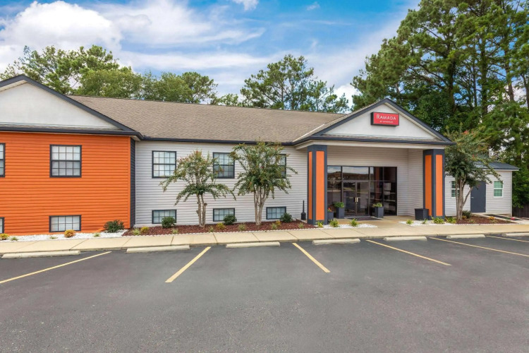Ramada By Wyndham Studio Suites Dothan - Dothan, AL