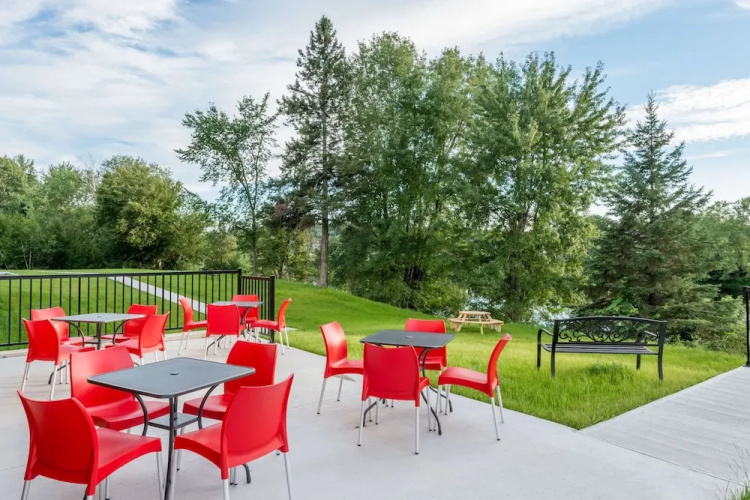 Super 8 By Wyndham Mont Laurier - Mont-Laurier