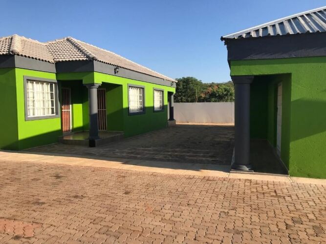 1 Oak Lodge - Thohoyandou