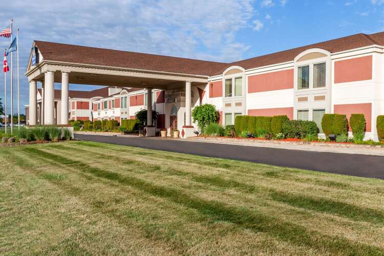 Days Inn & Suites By Wyndham Roseville/detroit Area - Roseville, MI
